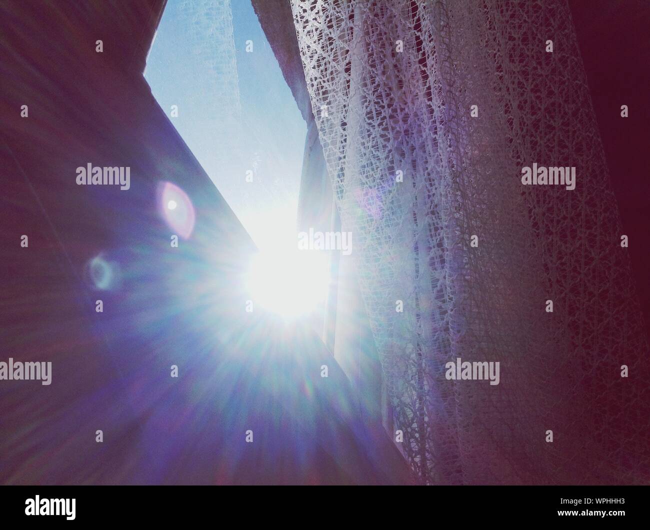 Lit window hi-res stock photography and images - Alamy