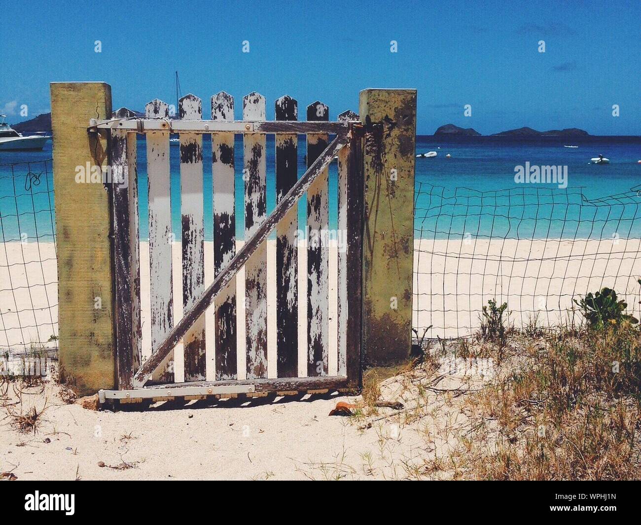 Gate to beach hi-res stock photography and images - Alamy