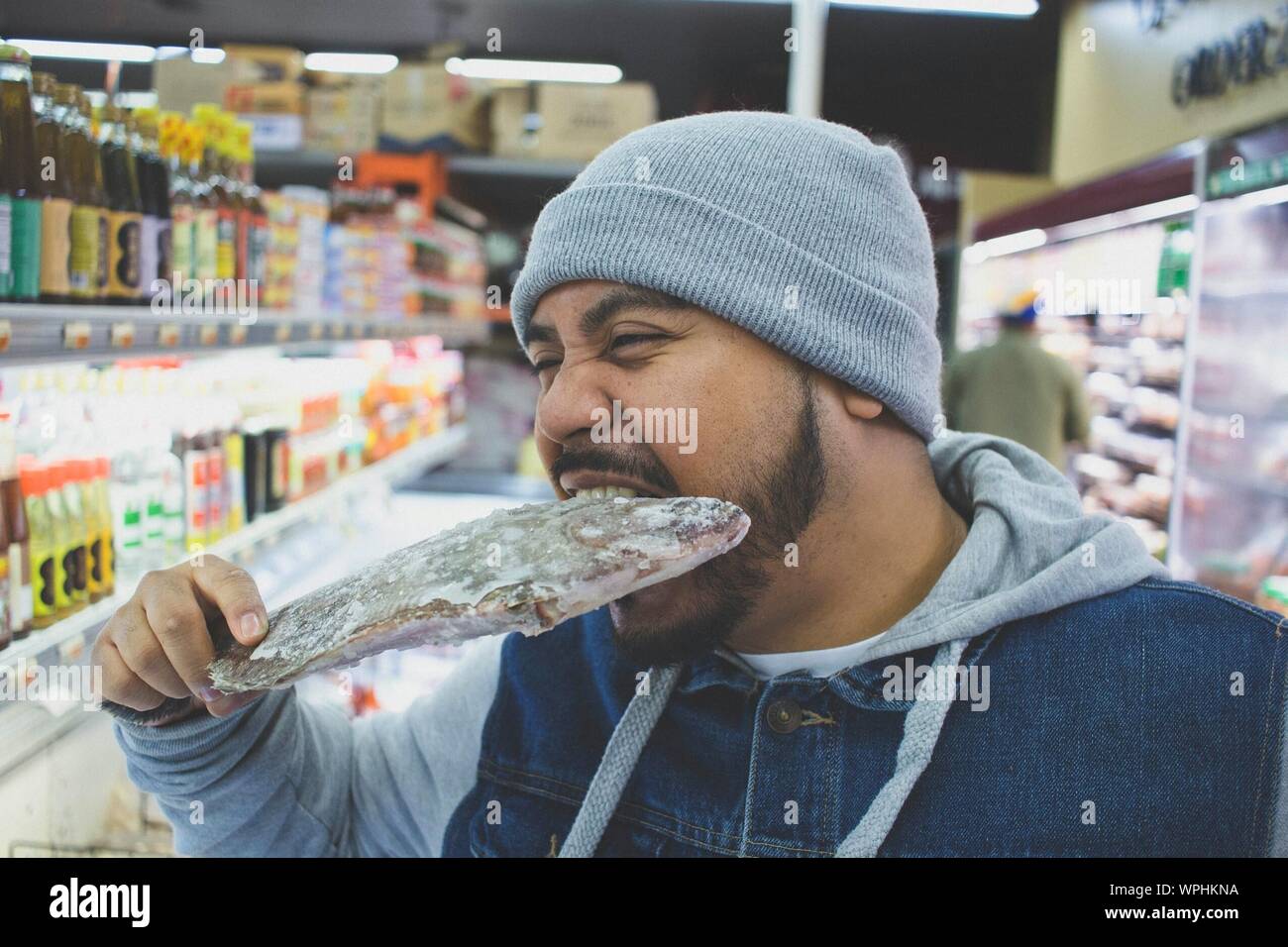 Asian man supermarket hi-res stock photography and images - Alamy