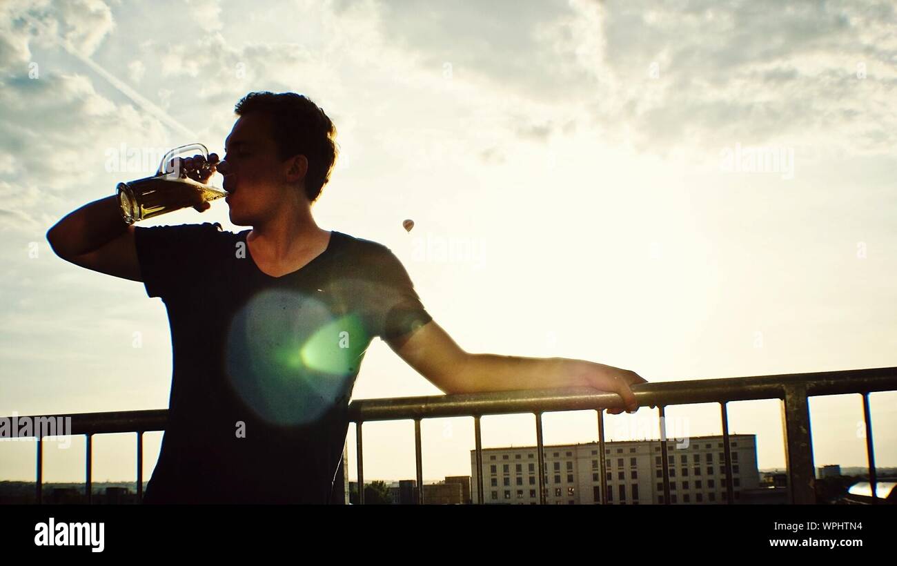 Young men drinking beer hi-res stock photography and images - Alamy