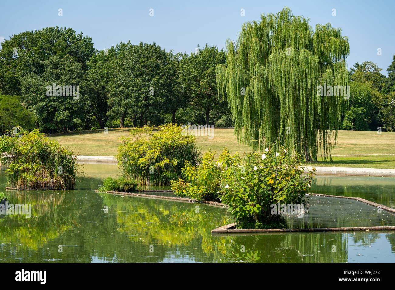 Summer view of the Constitution Gardens along the National Mall in ...