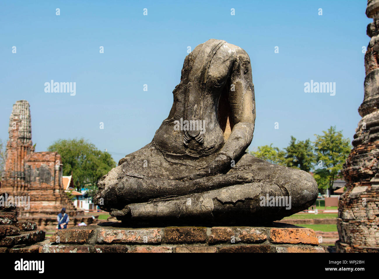 Broken statue hi-res stock photography and images - Alamy