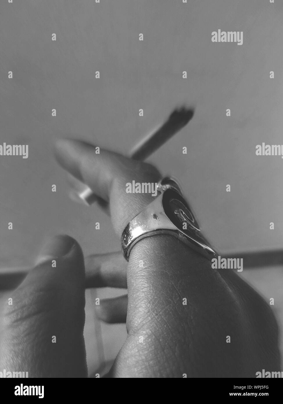 Hand rolled joint hi-res stock photography and images - Alamy