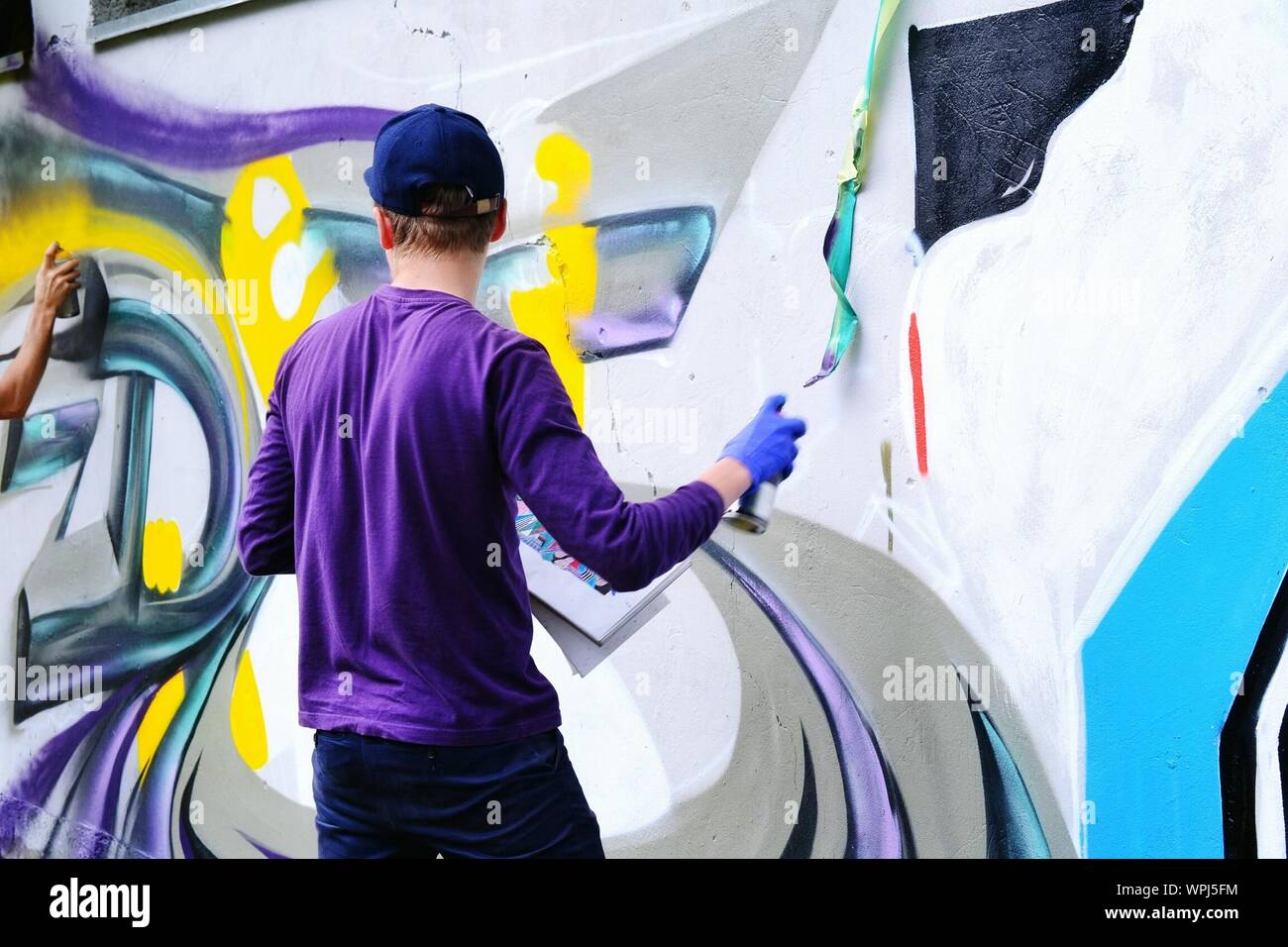 Men standing graffiti wall hi-res stock photography and images - Alamy