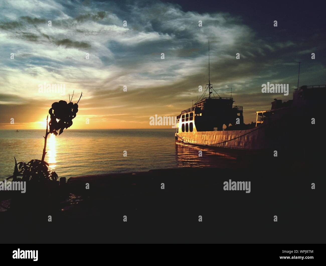 Ship sunset hi-res stock photography and images - Alamy