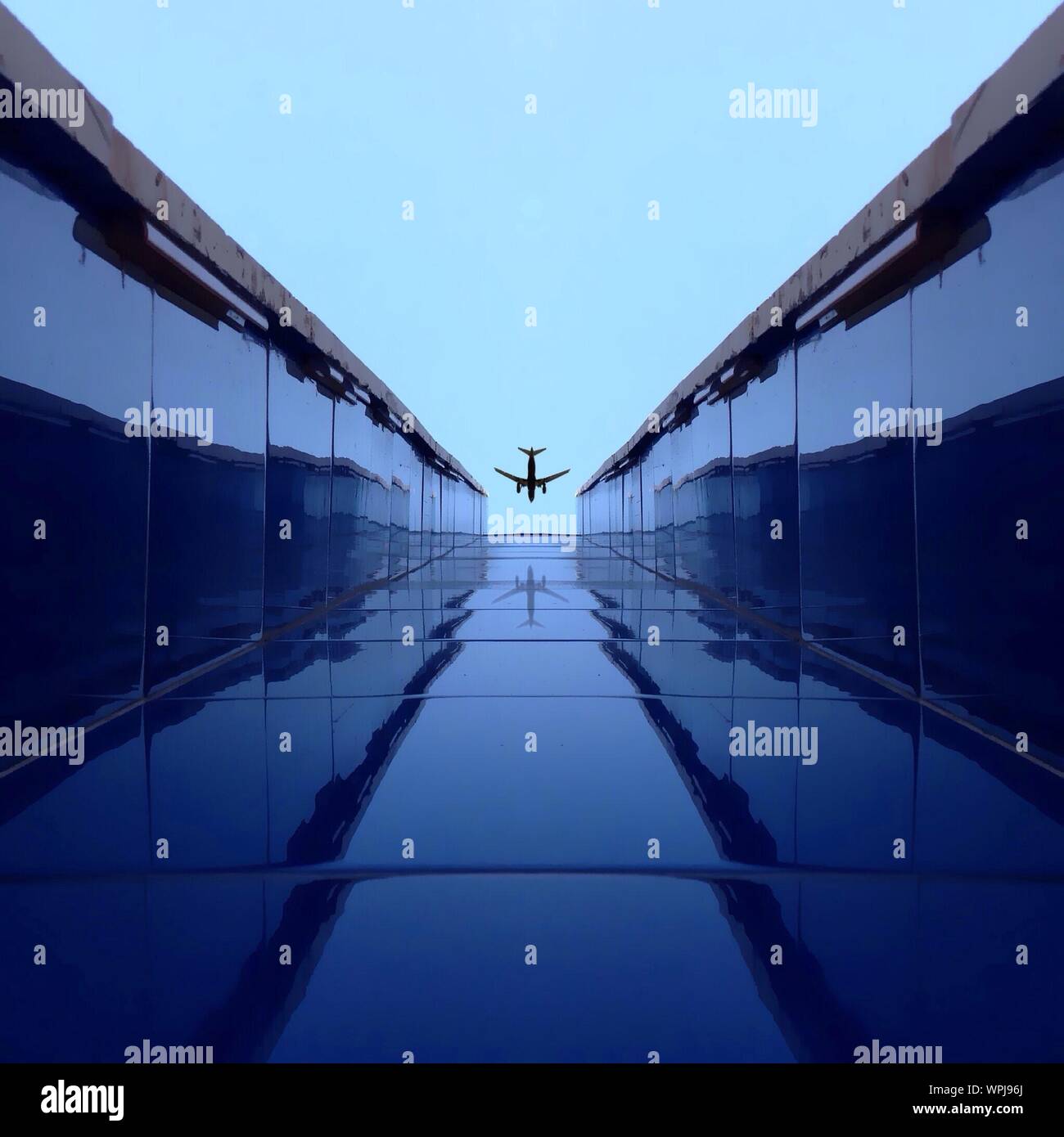 Urban low flying plane hi-res stock photography and images - Alamy