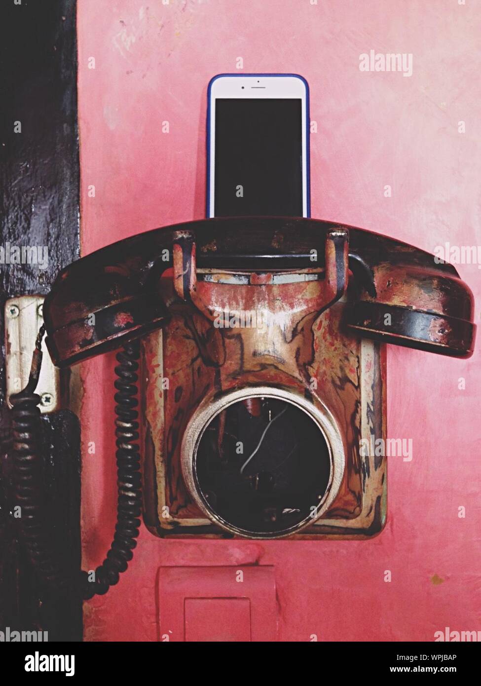 Retro pink mobile phone hi-res stock photography and images - Alamy