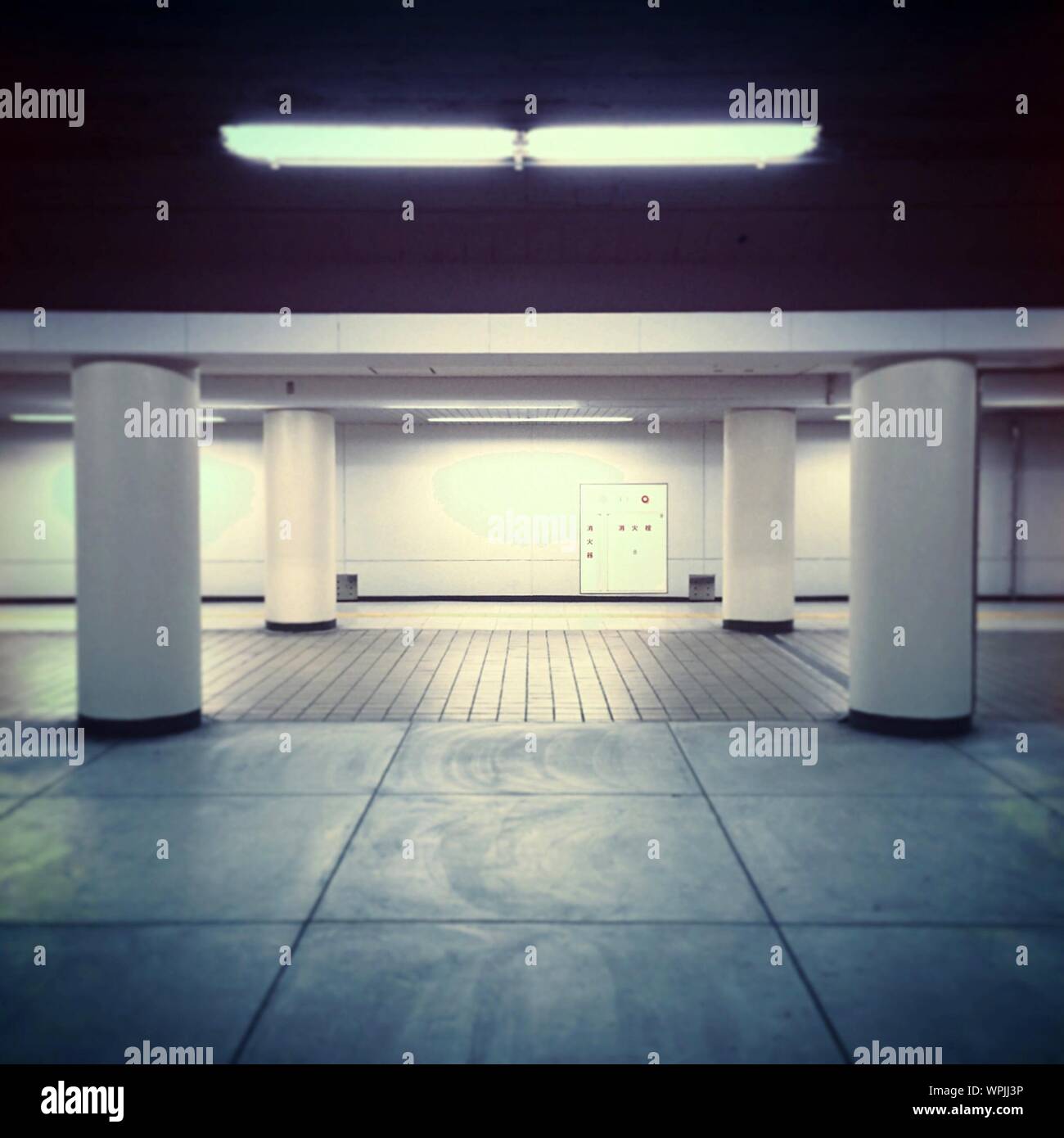 Inside columns hi-res stock photography and images - Alamy