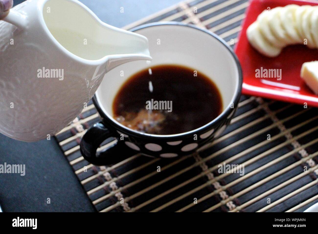 Milk pouring into tea hi-res stock photography and images - Alamy