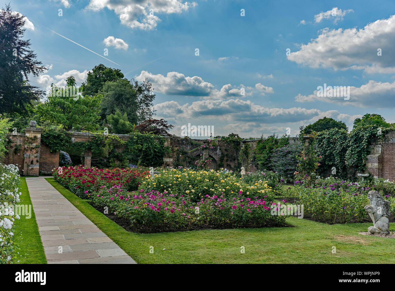 The rose garden hever castle hi-res stock photography and images - Alamy