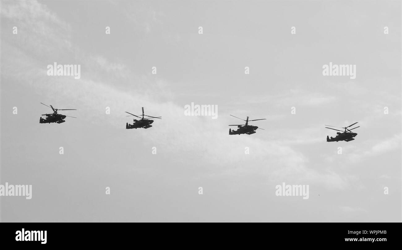 Flying helicopters hi-res stock photography and images - Alamy