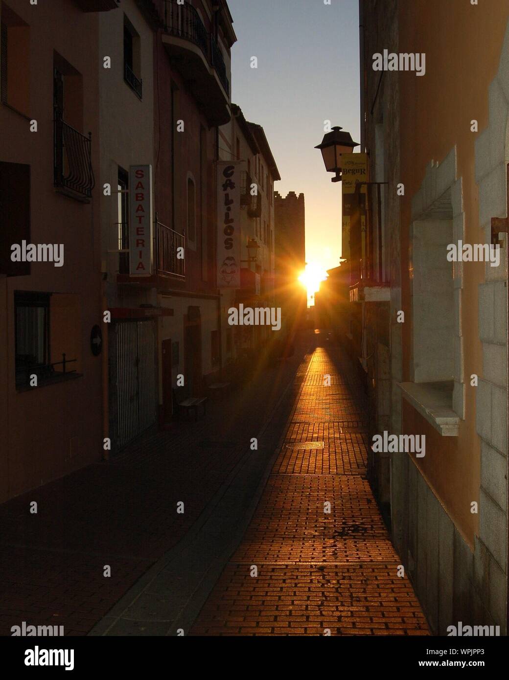 Sun shining building hi-res stock photography and images - Alamy