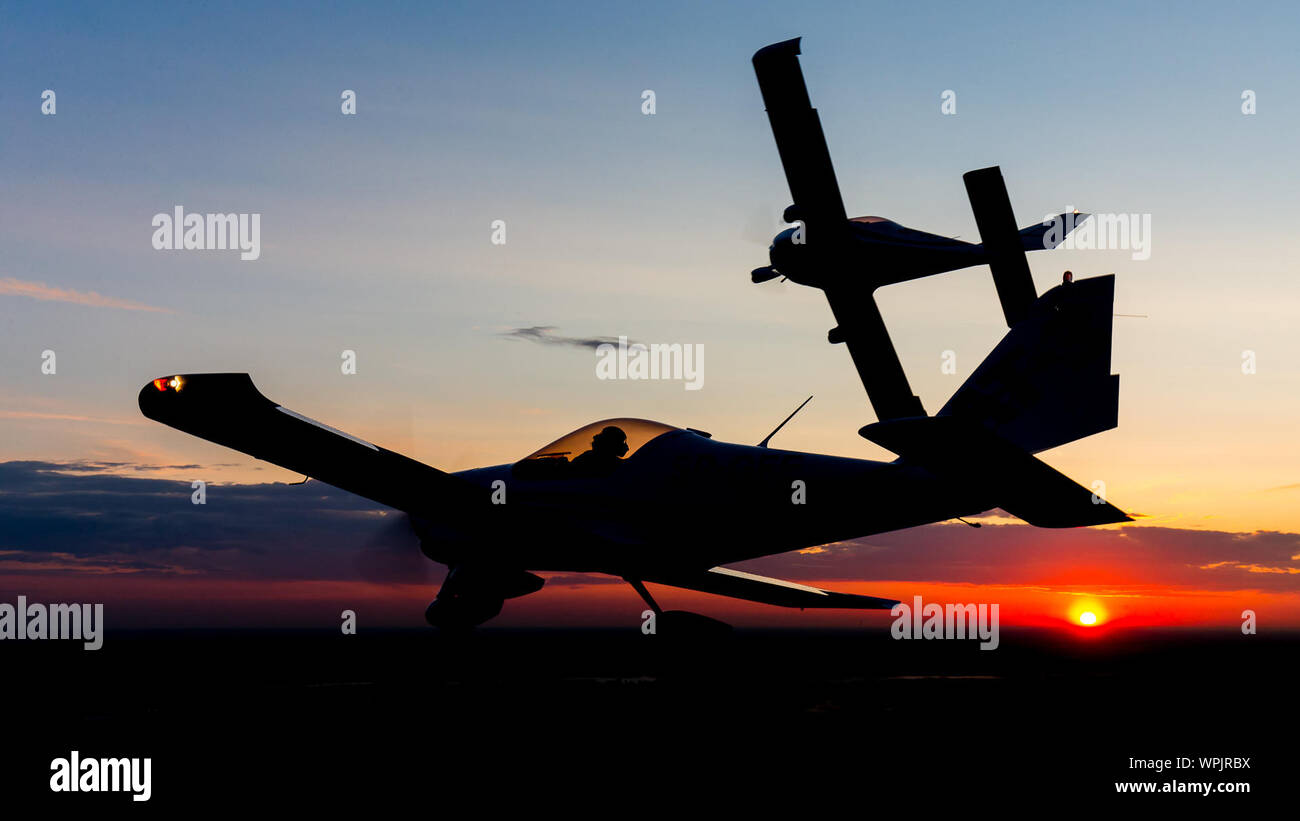 Air force one flying sunset hi-res stock photography and images - Alamy