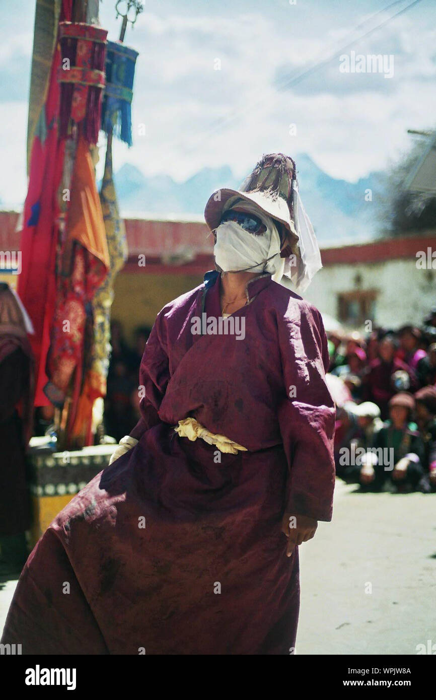 Traditional dancing costume hi-res stock photography and images - Alamy