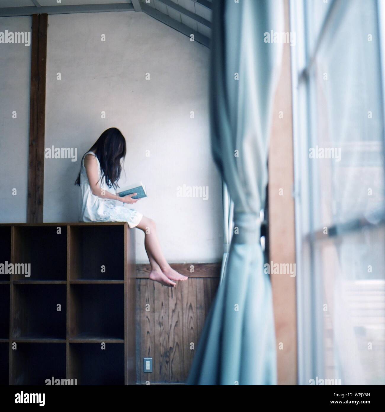 Shelf of book hi-res stock photography and images - Alamy
