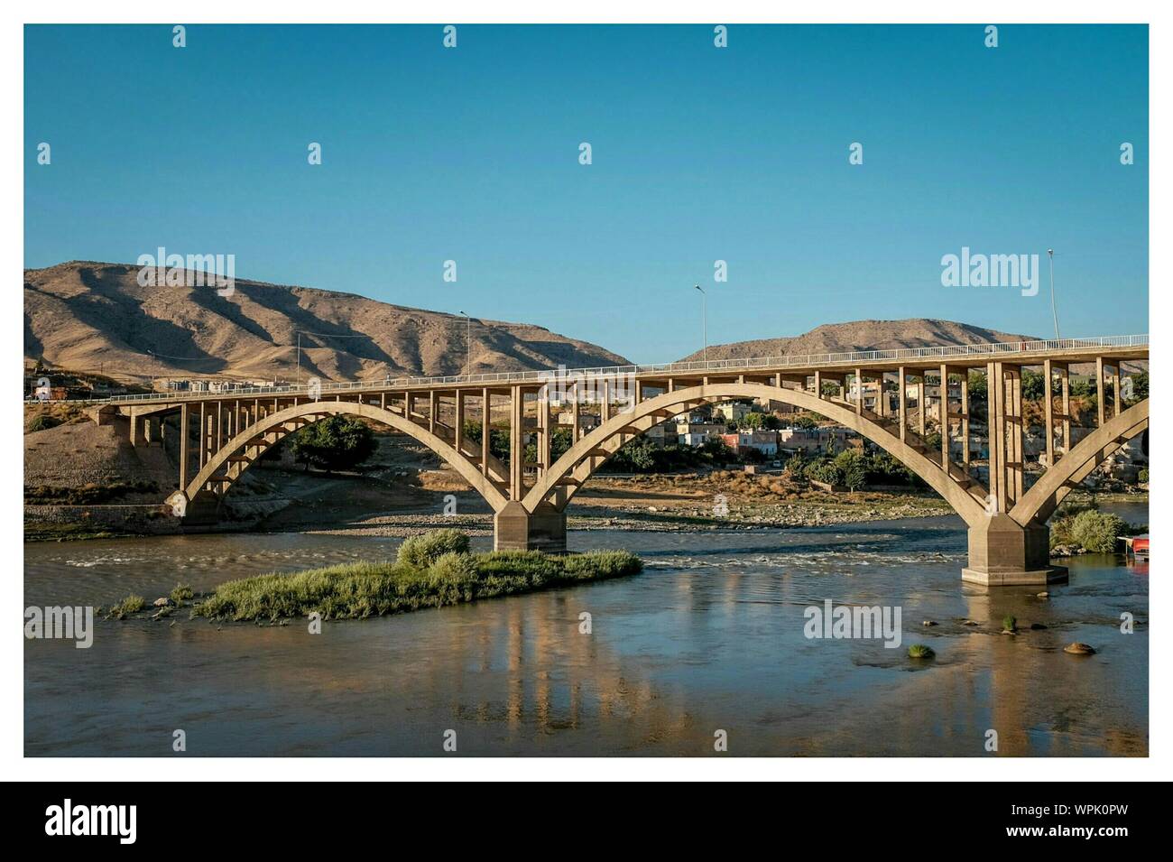 Bridge over river tigris hi-res stock photography and images - Alamy