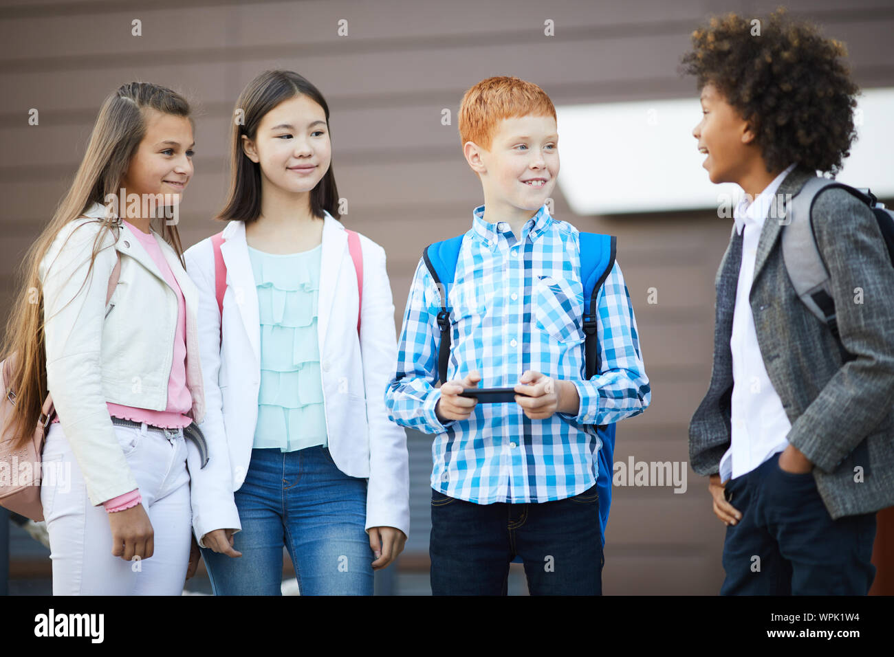 Group of school children smiling hi-res stock photography and images ...