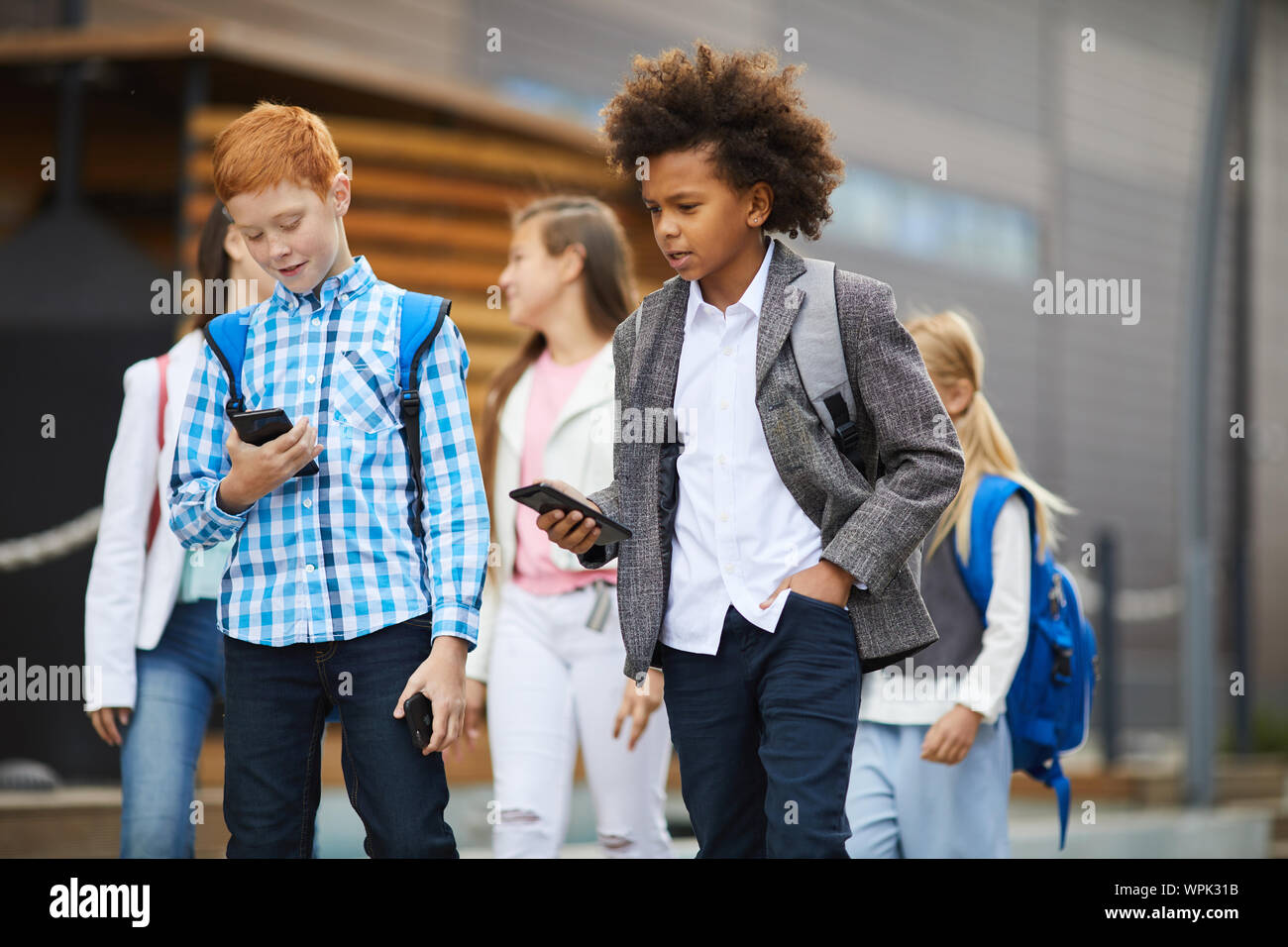 Two parents talking street hi-res stock photography and images - Alamy