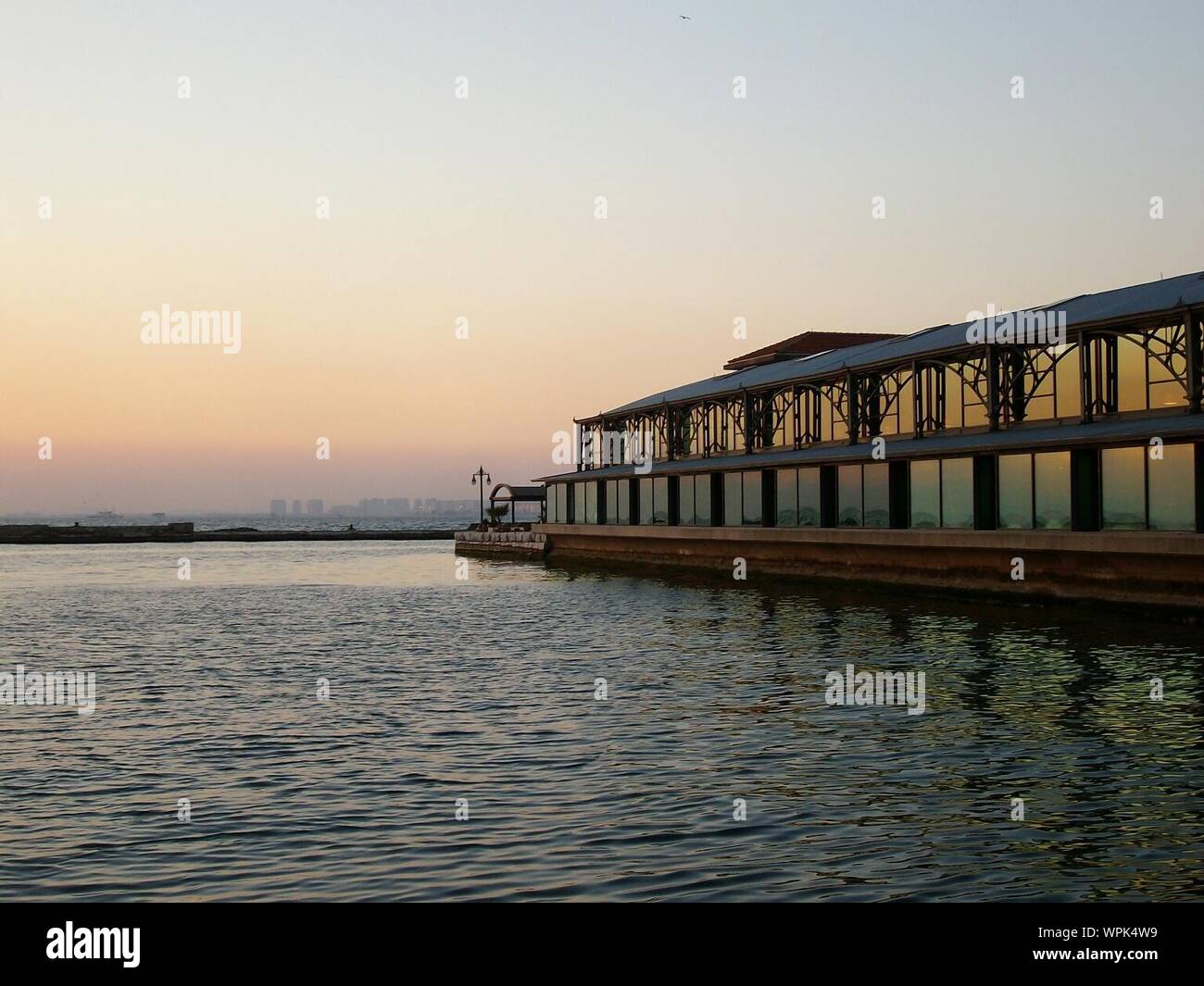 Glass building at waterfront hi-res stock photography and images - Alamy