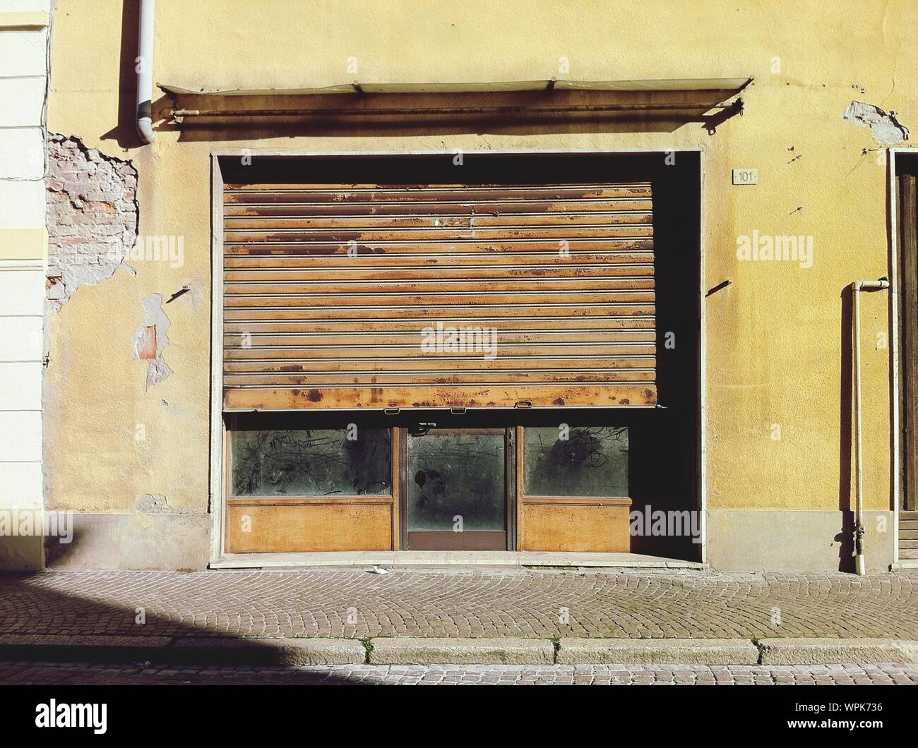 Closed shutter store architecture hi-res stock photography and images ...