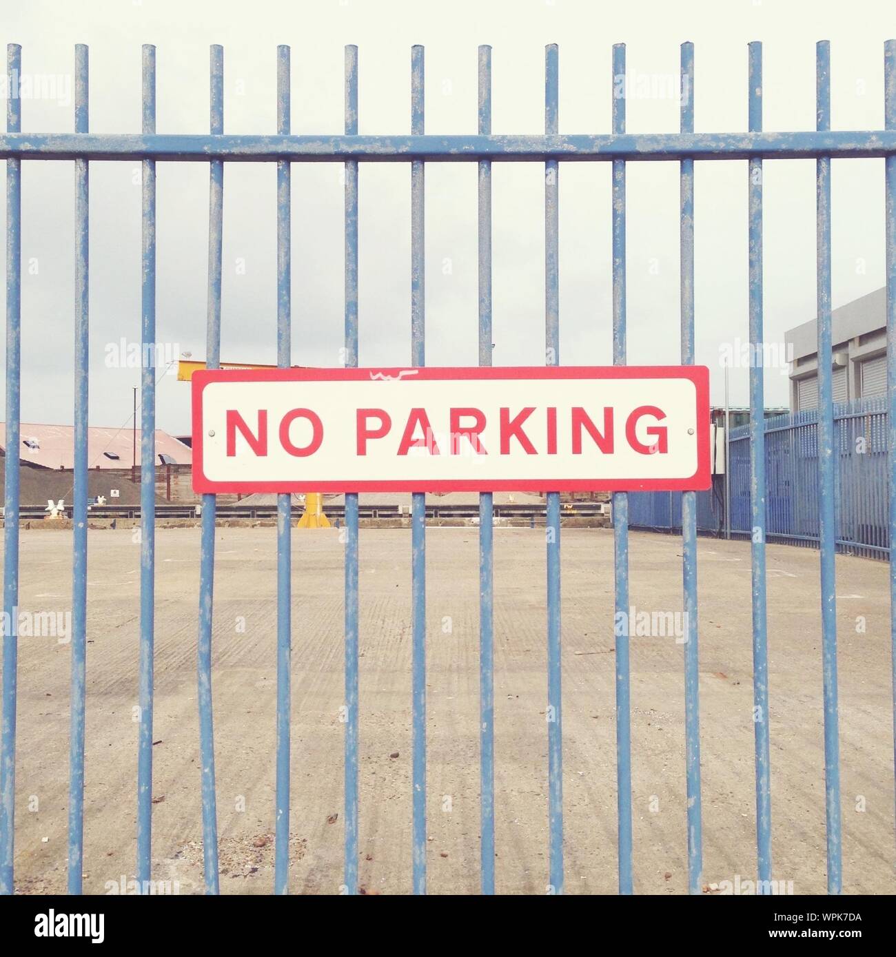 No parking sign fence hi-res stock photography and images - Alamy