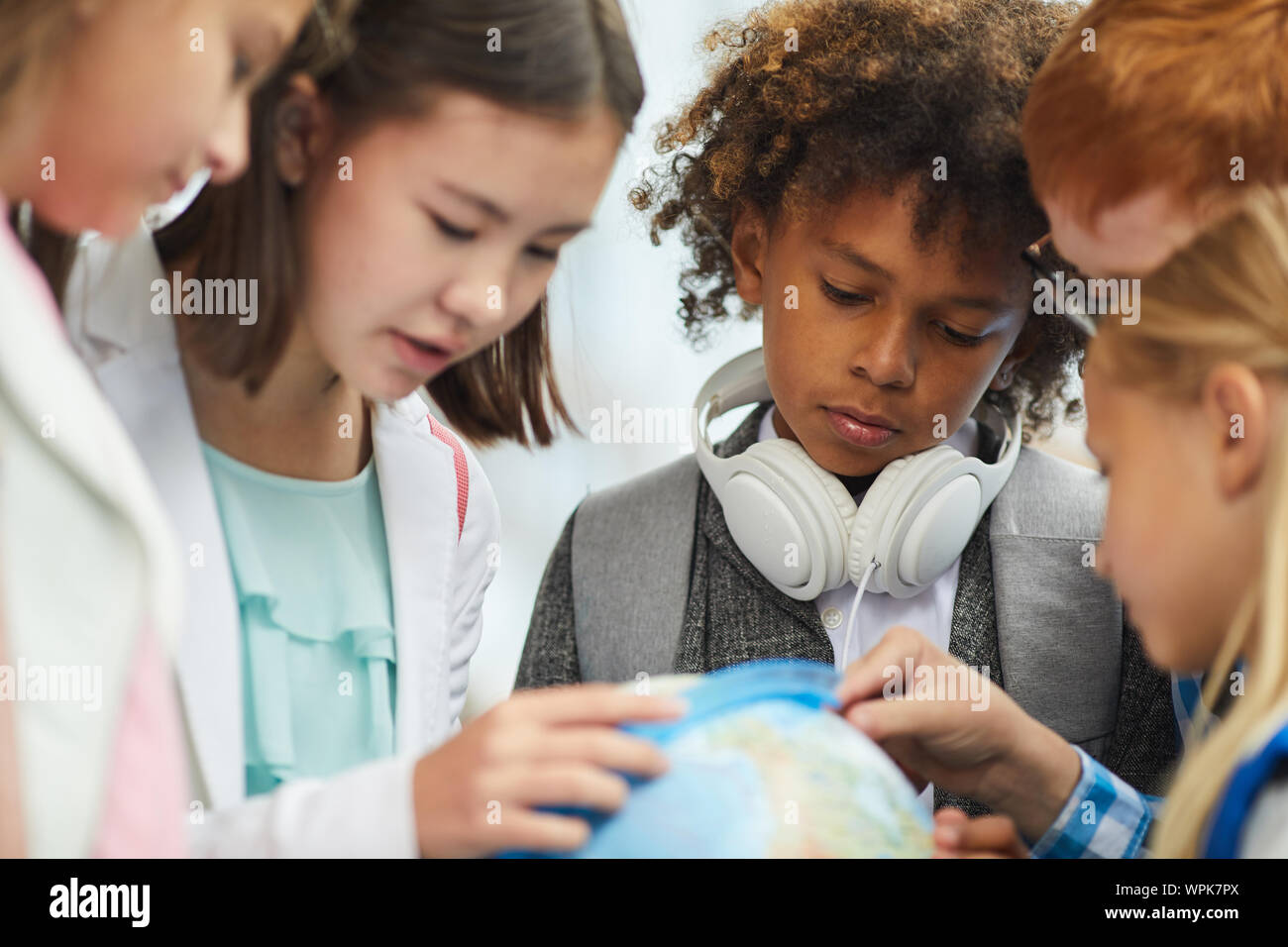 Children learning geography hi-res stock photography and images - Alamy