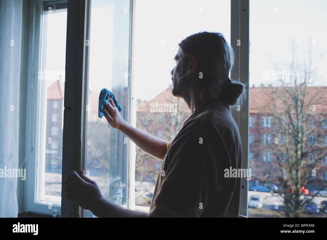 Cleaning the glass hi-res stock photography and images - Alamy