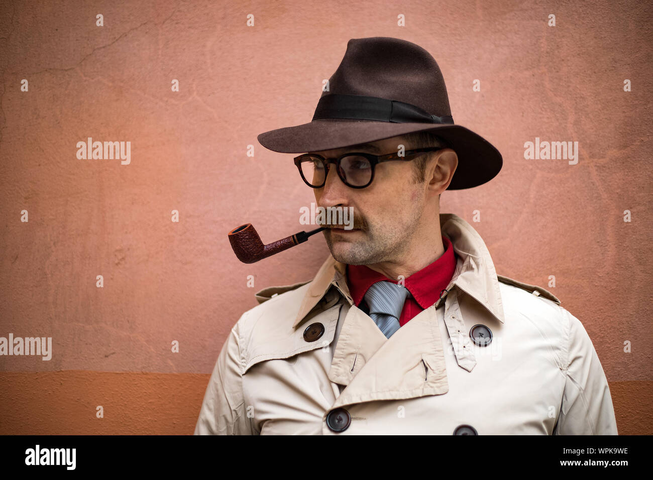 Vintage detective smoking a pipe outdoor in a grungy environment Stock ...