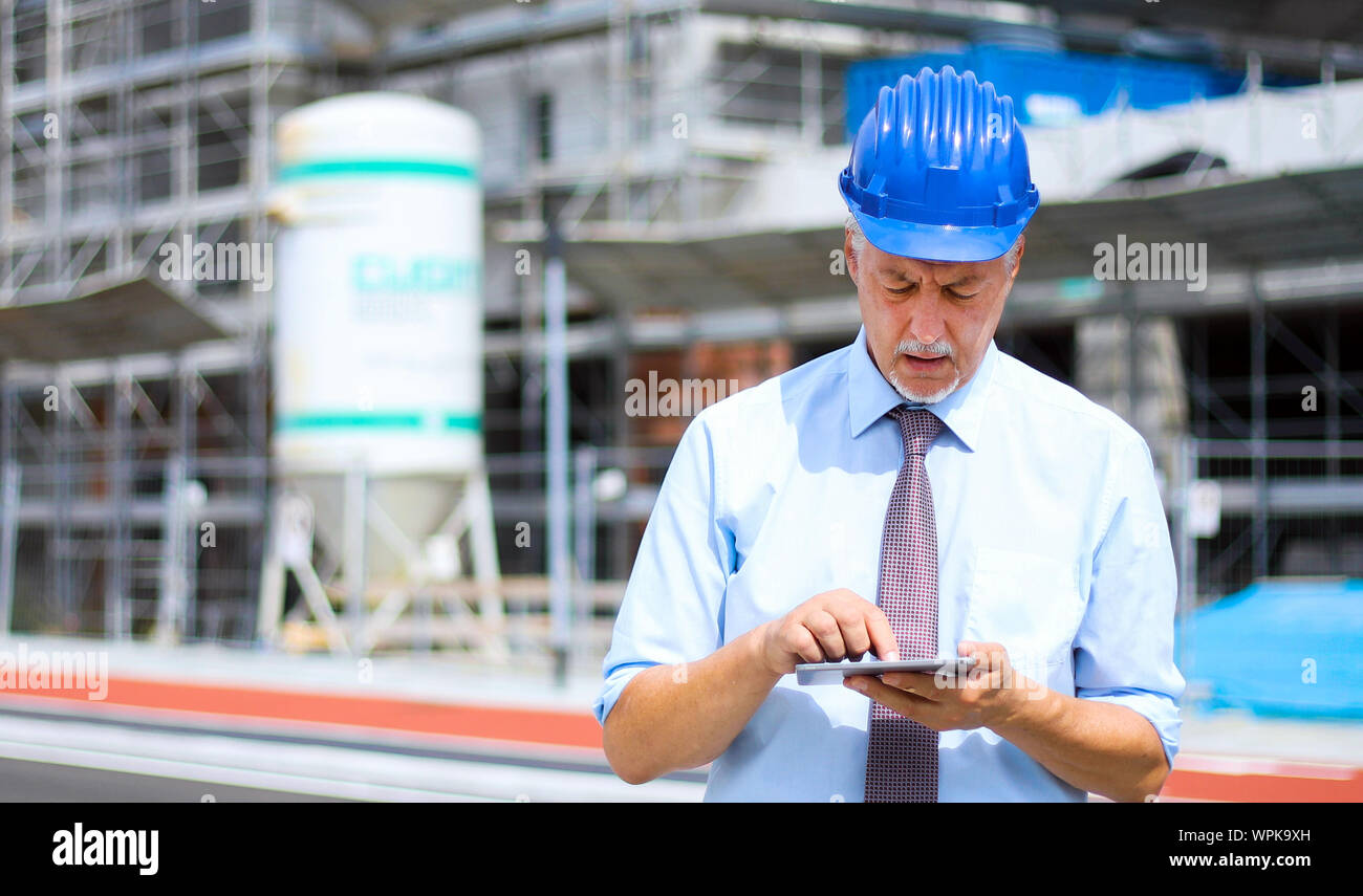 Mature builder working on pc hi-res stock photography and images - Alamy