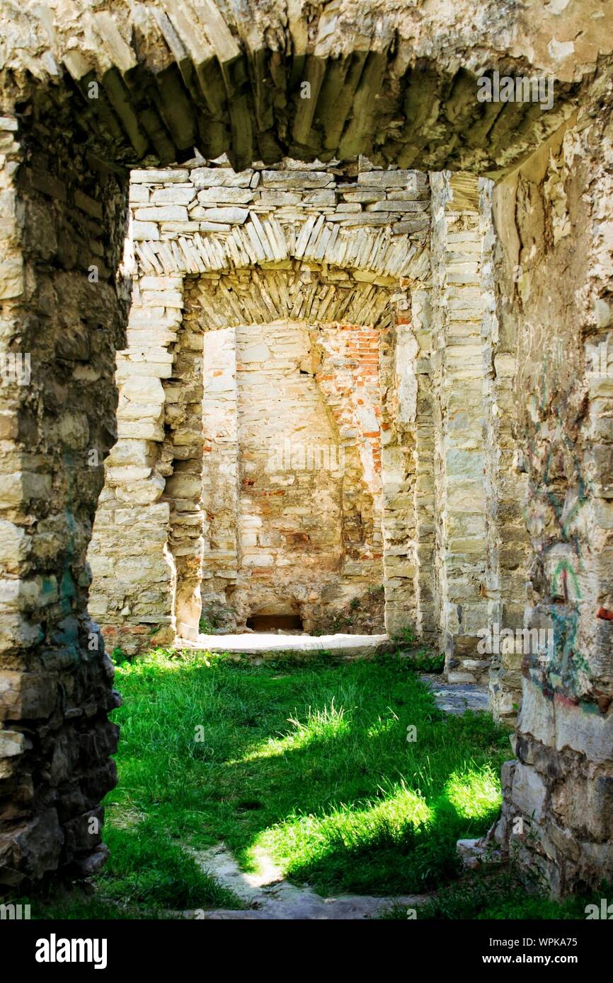 Run down medieval castle ruins hi-res stock photography and images - Alamy