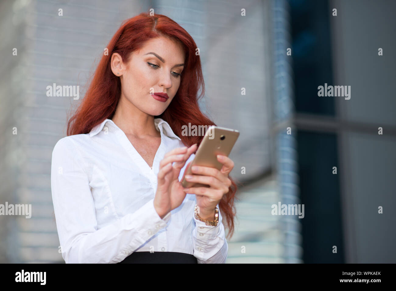 Business woman with cell phone hi-res stock photography and images - Alamy