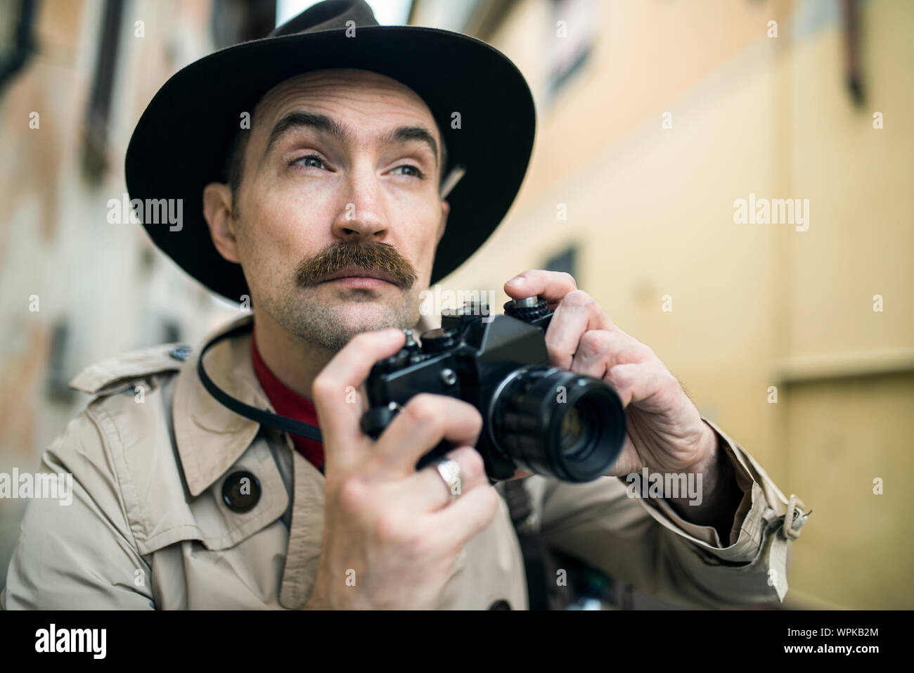 Spy or paparazzo photographer, man using camera in a city street Stock ...