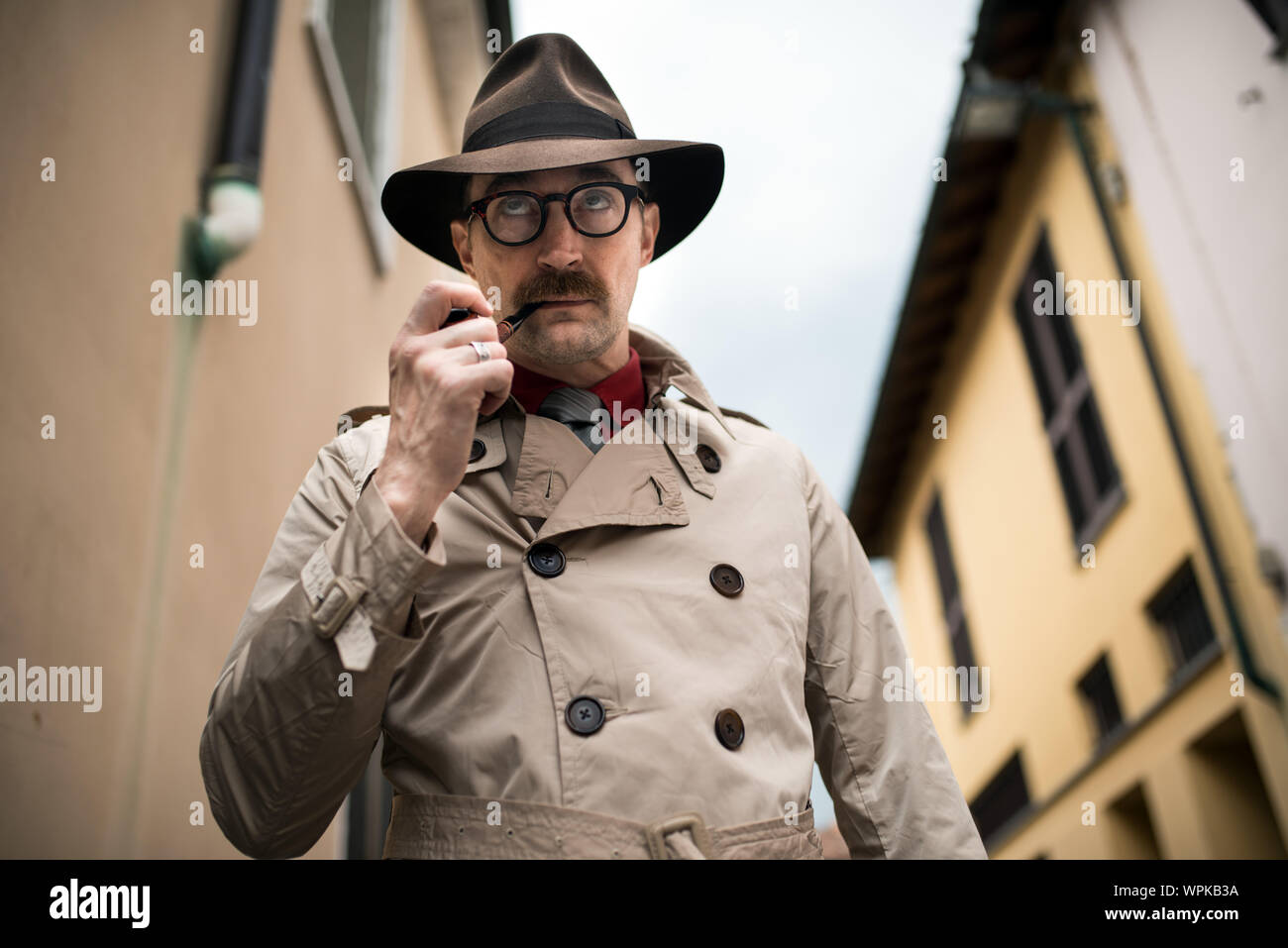 Detective spy man walking in a city Stock Photo - Alamy