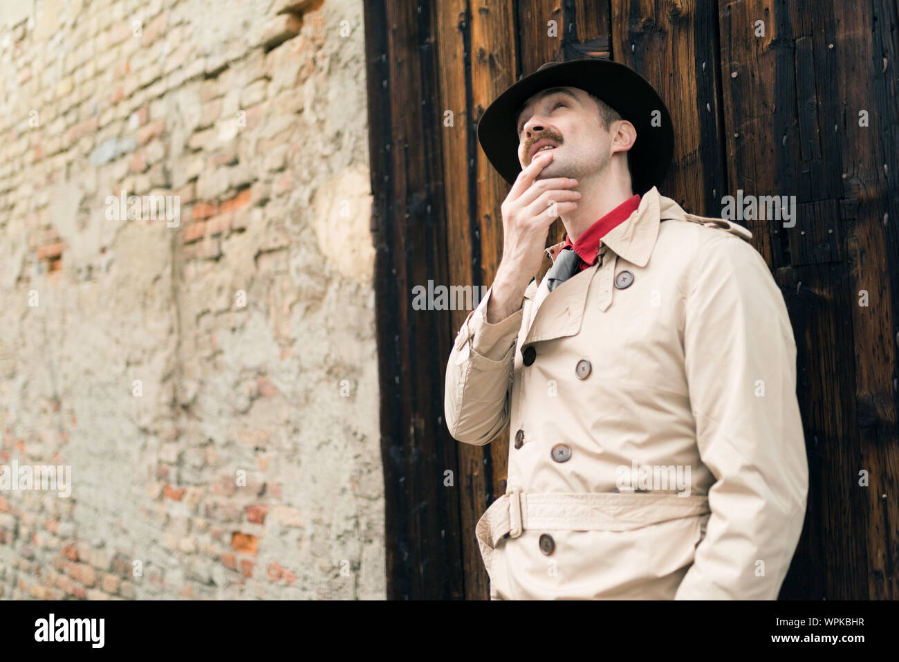 Detective spy man walking in a city Stock Photo - Alamy