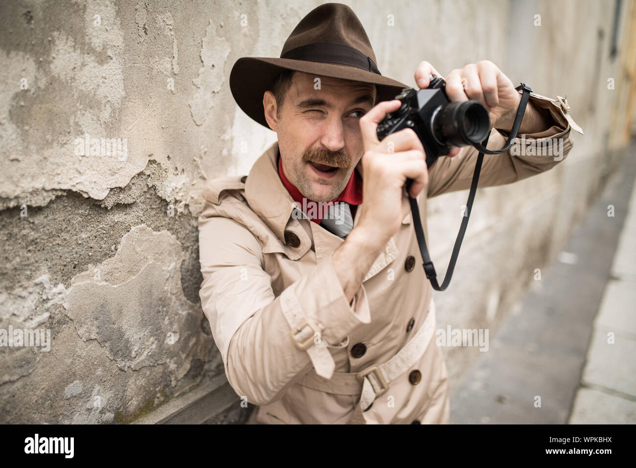 Spy or paparazzo photographer, man using camera in a city street Stock ...