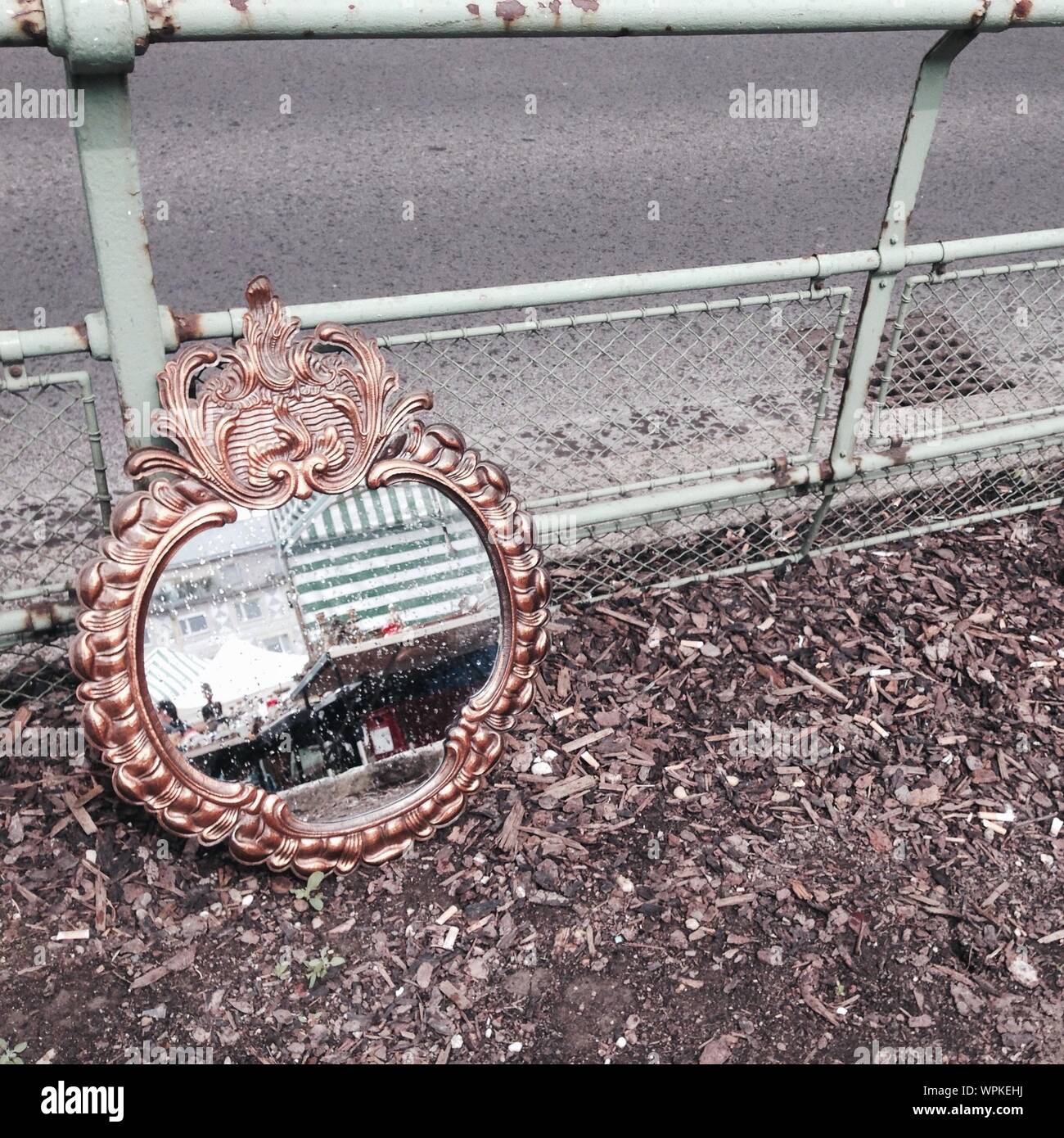 Old fashioned mirror hi-res stock photography and images - Alamy