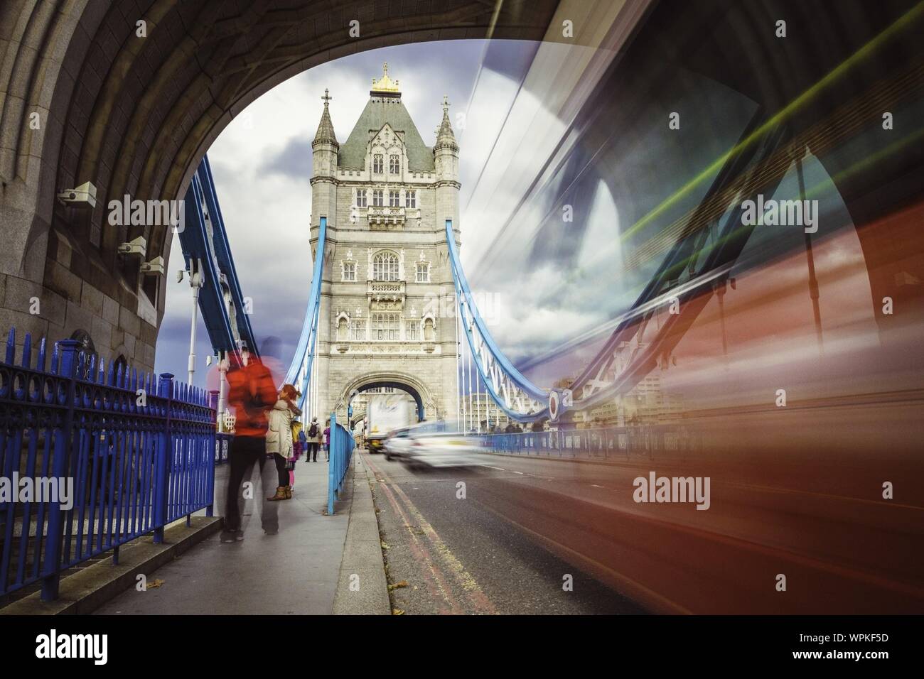 Bus crossing tower bridge hi-res stock photography and images - Alamy