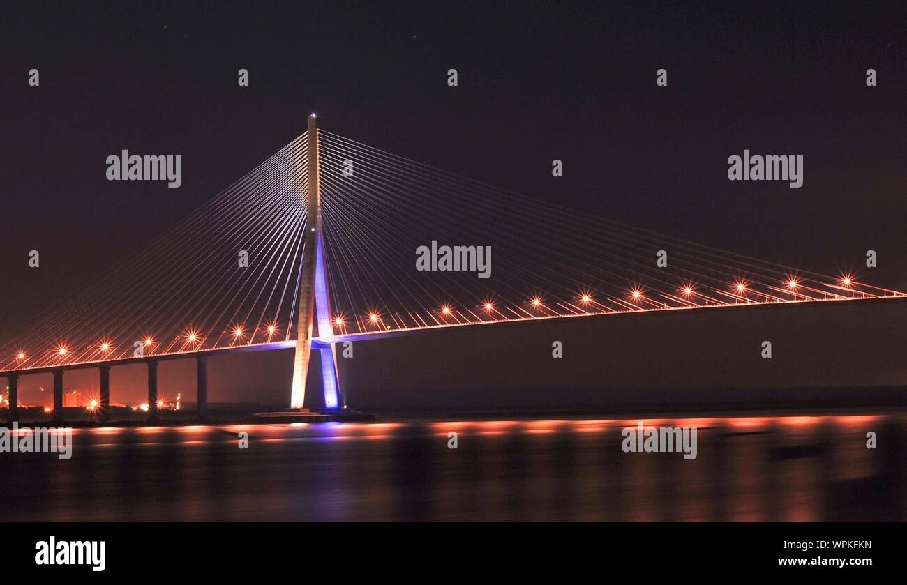 Light reflection over water hi-res stock photography and images - Alamy