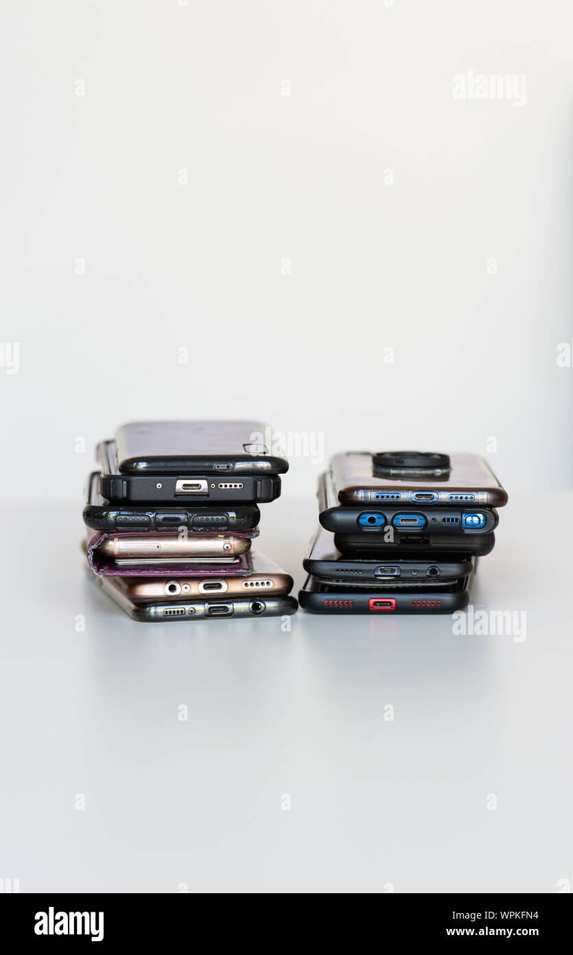 Iphones and charger hi-res stock photography and images - Alamy