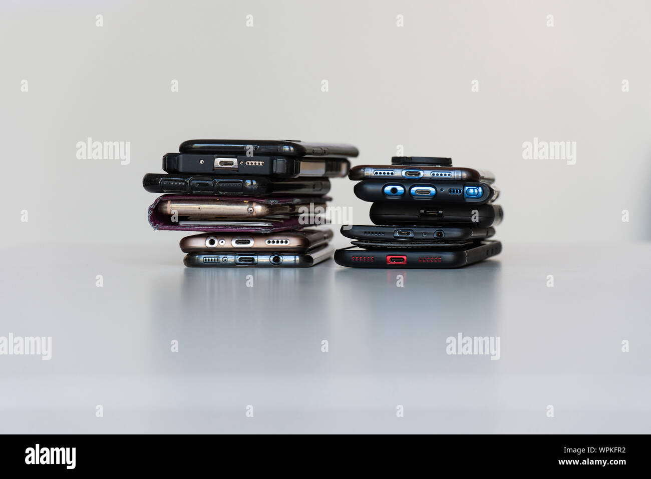 Iphones and charger hi-res stock photography and images - Alamy