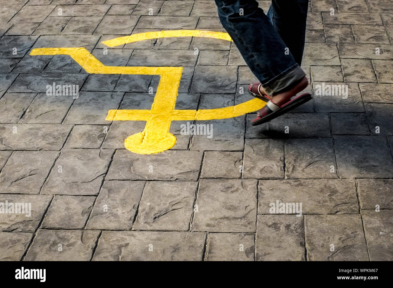 Man walking sign hi-res stock photography and images - Alamy