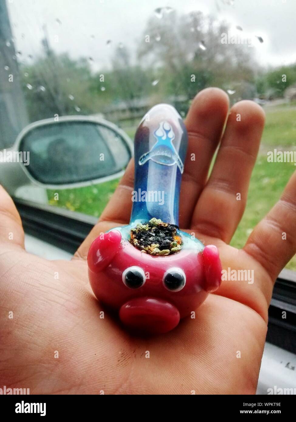 Smoking hand hi-res stock photography and images - Alamy