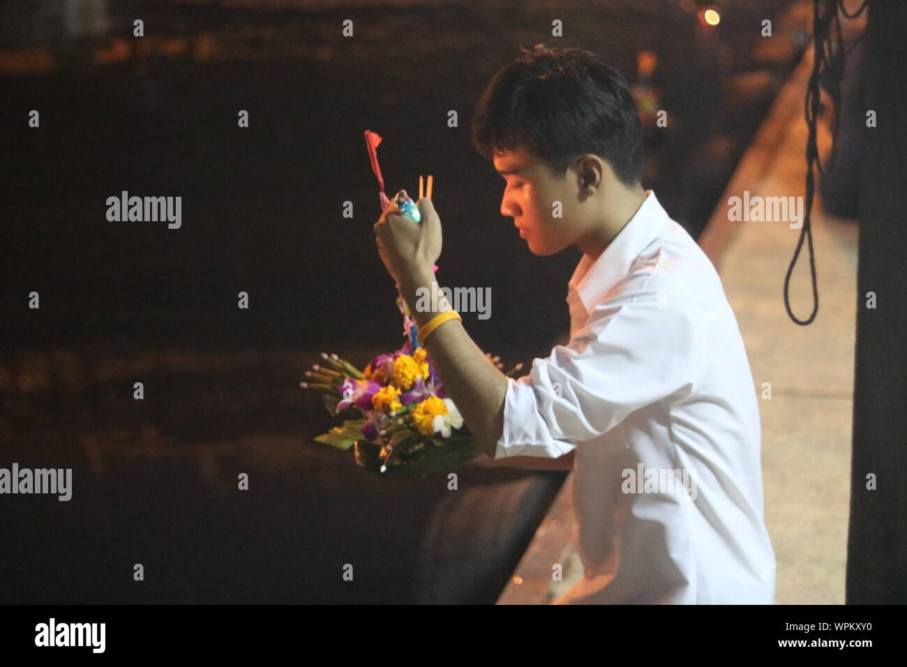 Offering flowers hi-res stock photography and images - Alamy