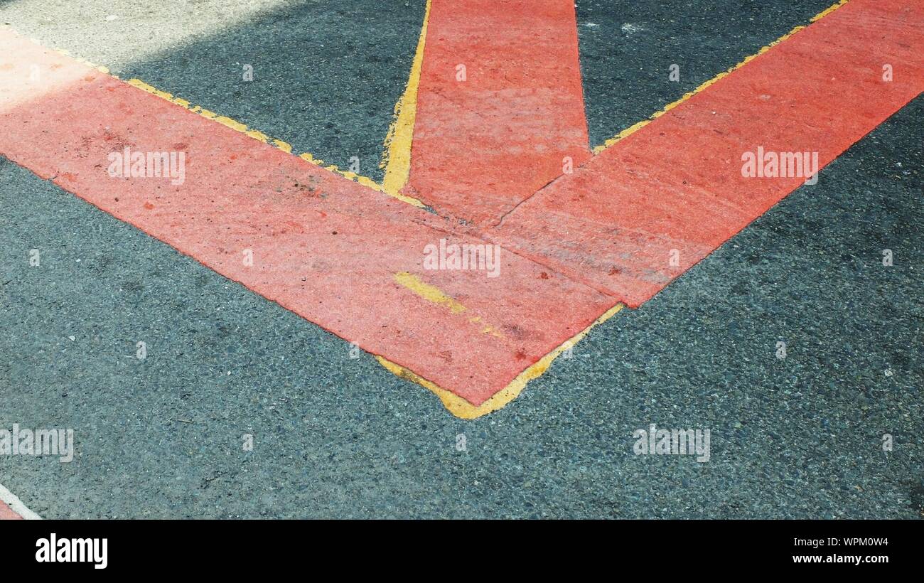 Red road markings hi-res stock photography and images - Alamy