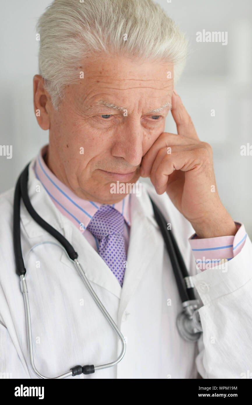 Doctor grey hair glasses hi-res stock photography and images - Alamy