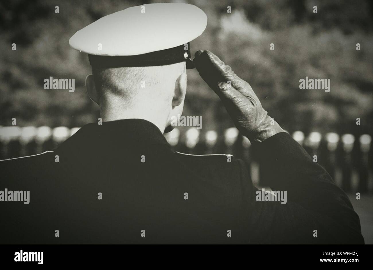 Saluting military hi-res stock photography and images - Alamy