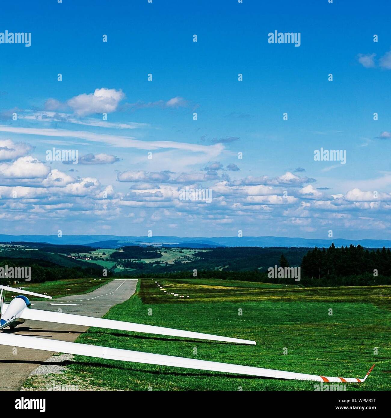 Plane over runway hi-res stock photography and images - Alamy