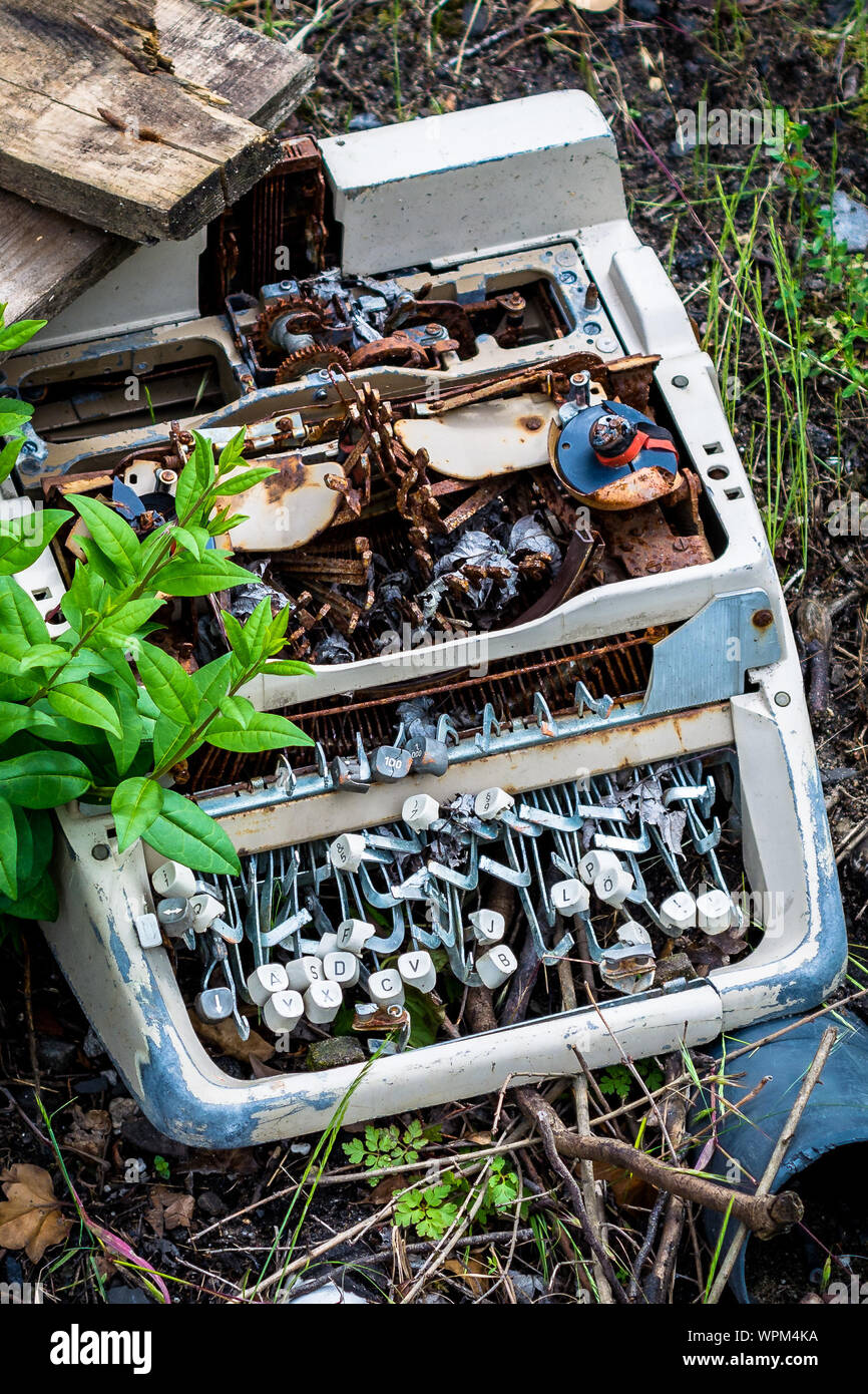 Messy Front Yard Stock Photos & Messy Front Yard Stock Images - Alamy