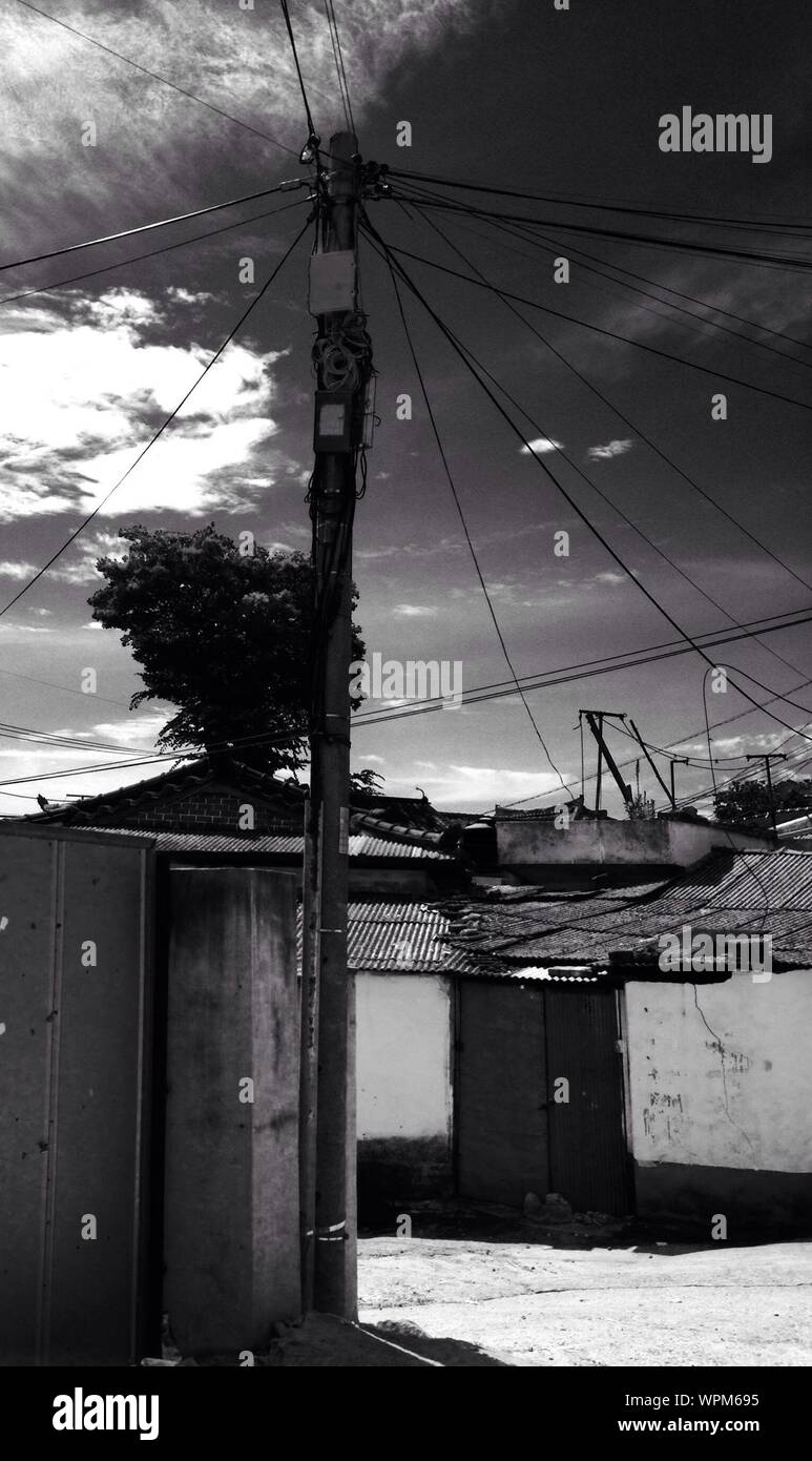 Street lighting and house hi-res stock photography and images - Alamy