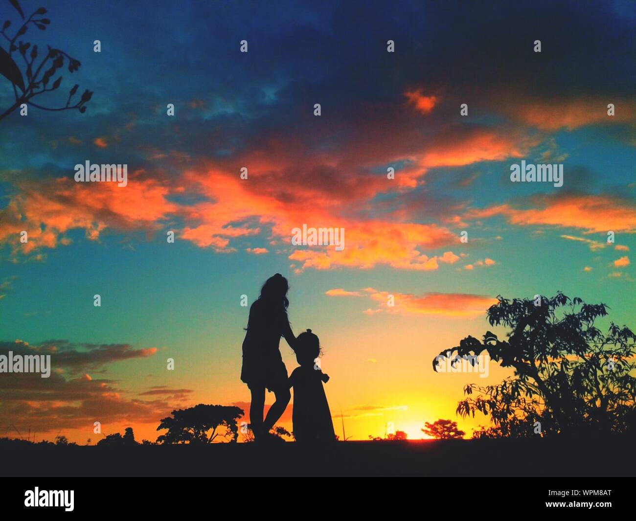 Girls at sunset hi-res stock photography and images - Alamy